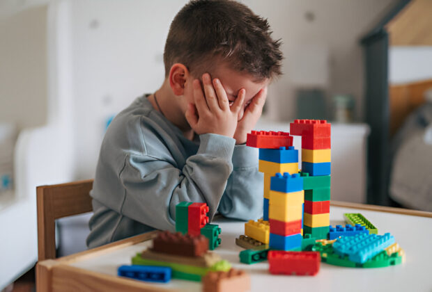 Autizmas: simptomai, priežastys, tipai ir tyrimai - SveikaAkis.lt